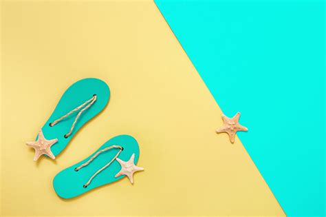 밝은 종이에 플립 플롭과 작은 바다 별 여름 신발 해변 라운지 공간의 구성 미니어처의 플랫 레이 최소한의 스타일 공간을 복사합니다 감정에 대한 스톡 사진 및 기타 이미지
