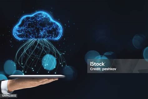 어두운 흐릿한 보케 배경에 이진 코드가있는 빛나는 파란색 디지털 클라우드로 태블릿을 들고 있는 태블릿을 가까이서 모의 장소로 닫습니다 컴퓨팅 및 코딩 개념 가상현실에 대한