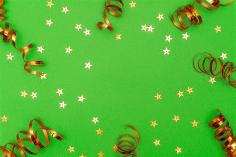 파티 금 색종이 별과 스트리머에 대한 배경 녹색 민트 색상의 배경입니다 공간을 복사합니다 상단 보기 플랫 레이 0명에 대한 스톡