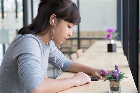아시아 여자 여자 십대 학생 착용 헤드폰 과 듣기 에 음악 귀여운에 대한 스톡 사진 및 기타 이미지 귀여운 꽃 식물 듣기 Istock