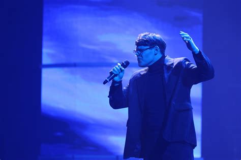 Markuss Daniels Kolosovs Uz Skatuves Atdzīvina Vienu No Visu Laiku Populārākajām Eirovīzijas