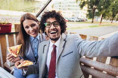 야외 카페에서 피자를 먹는 행복 한 젊은 비즈니스 팀 셀 카 사진을 확인 합니다 비즈니스 음식 및 사람 개념입니다 공유 개념에 대한 스톡 사진 및 기타 이미지 Istock