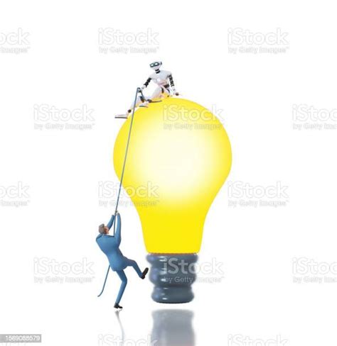 로봇은 큰 전구 위에 앉아 인간이 올라갈 수 있도록 도와줍니다 로봇 대 인간 3d 렌더링 그림 로봇공학에 대한 스톡 사진 및 기타 이미지 Istock