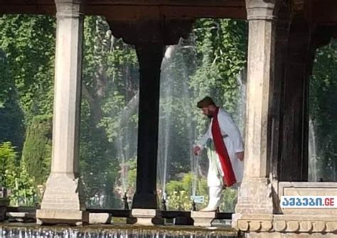 კინოში მიღებენ კინოში იქაც მებაღე ვარ ოღონდ მაჰარაჯების და მოგულის ბაღების რას წერს ზურა