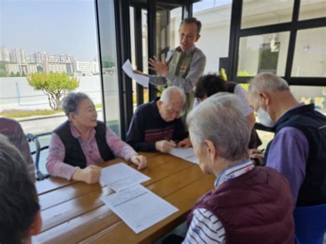 5월 고양시 농업기술센터와 함께하는 원예치유 프로그램 텃밭 꾸미기 어르신 활동모습 일산휴요양원
