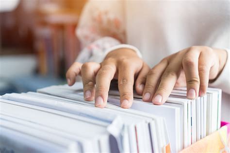 문서 또는 서류 사무실 개념에서 사업가에 의해 검색 파일 정보 보고 재무 스택 폴더의 배열의 작업 사업가 세무 감사에서 회계 예산 저장을 확인 검색에 대한 스톡 사진 및