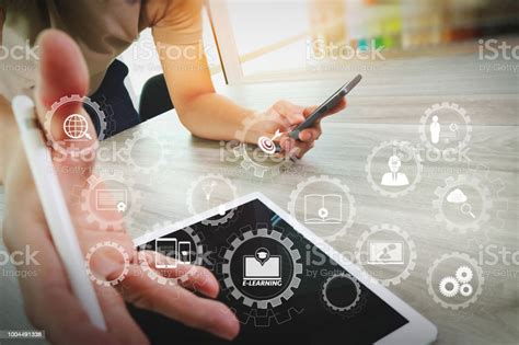 디자이너 손 응답 웹 디자인 컨셉으로 나무 책상에 디지털 태블릿 컴퓨터 작업의 상위 뷰 데이터에 대한 스톡 사진 및 기타 이미지 데이터 인터넷 교육 Istock