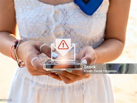 Sms 스팸 및 가짜 문자 메시지 피싱 개념입니다 시스템 해킹 경고 경고 이메일 해킹 사기 맬웨어 확산 메시지 경고 가상 모바일 스마트 폰 화면에 여자의 손에 Brand