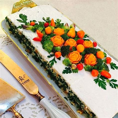 طرز تهیه کیک مرغ مجلسی و خوشمزه عکس تزیین کیک مرغ با سبزیجات • مجله