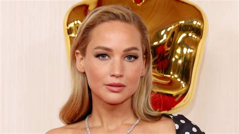 Jennifer Lawrence Oscar 2024 Dito Medio Jennifer Lawrence Con Dior