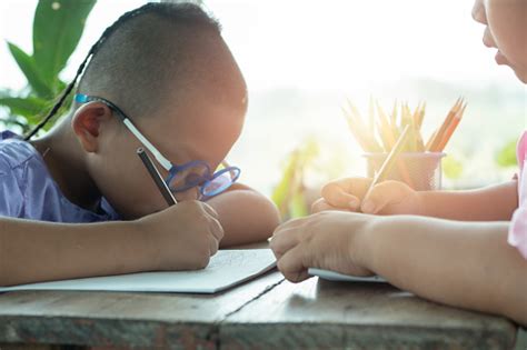 소년과 친구 사진 재미 그리기 의도 드로잉을 즐길 수 또는 집에서 책에 쓰기 가정 생활에 대한 스톡 사진 및 기타 이미지 가정 생활 가정의 방 가족 Istock