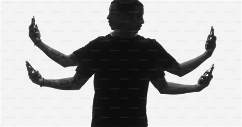 하얀 배경 앞에 서 있는 한 남자가 두 개의 휴대폰을 들고 있다 사진 Unsplash의 스마트 폰 이미지