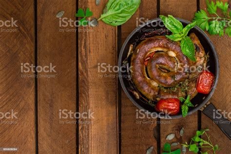백 리 향 팬에서 만든 돼지고기 소시지 소박한 나무 배경입니다 클로즈업입니다 상위 뷰 건조한에 대한 스톡 사진 및 기타 이미지 건조한 고기 굽기 Istock