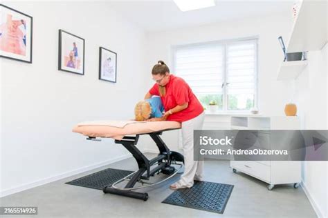 여성 물리 치료사와 물리 치료 세션에서 어린 미취학 아동 소년 아동 물리 치료 양자 간 조정 25 29세에 대한 스톡 사진 및 기타 이미지 Istock