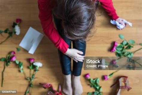 흩어진 꽃과 독서 편지 사이에 바닥에 앉아 불행한 여자 나쁜 발렌타인 데이 개념에서 깨진 관계 맨 위 보기 Scandal에 대한 스톡 사진 및 기타 이미지 Istock