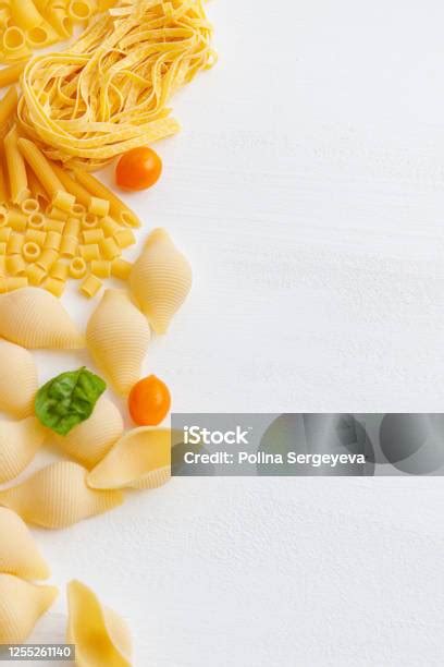 흰색 나무 배경에 다양한 조리되지 않은 파스타 맨 위 보기입니다 텍스트 공간이 있는 레스토랑용 이탈리안 파스타 0명에 대한 스톡 사진 및 기타 이미지 Istock