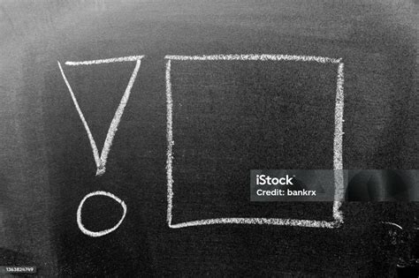 화이트 컬러 분필 손 드로잉 에 느낌표 와 정사각형 모양 에 블랙 보드 배경 0명에 대한 스톡 사진 및 기타 이미지 0명 검은색 경계 표지 Istock