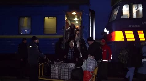На Хмельниччину прибув евакуаційний потяг із Херсонщини Читайте на Ukr Net