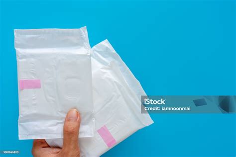 손을 잡고 여성 생리대 생리 위생 및 건강 개념에 대 한 파란색 배경에 동안 여자에 의해 착용 하는 흡수 성 항목 깨끗한에 대한 스톡 사진 및 기타 이미지 Istock