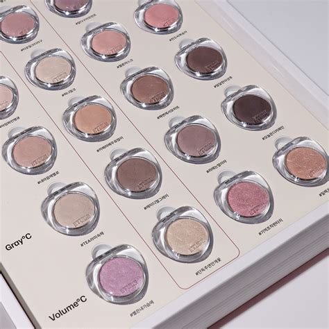 글로우픽 공식계정 가을을 사랑하는 명예 가을 뮤트 에디터 세상의 모든 브라운을 두 볼에 올려보고 싶은 욕심이 있죠 브라운톤의 블러셔라면 무조건 수집하는 에디터가