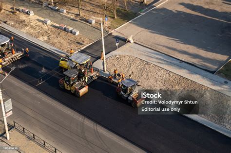 무거운 아스팔트 로드 롤러 무거운 진동 롤러 압축기는 거리의 도로 건설 현장에서 새로운 뜨거운 아스팔트와 아스팔트 파버 기계를 누릅니다 거리에 대한 스톡 사진 및 기타