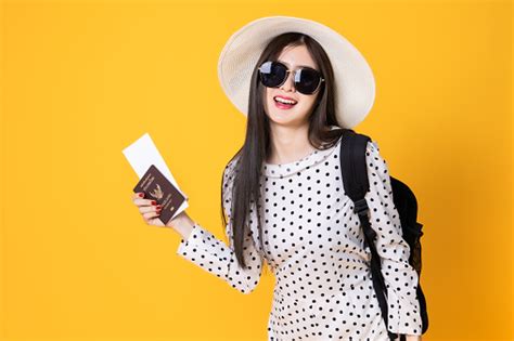 여름 캐주얼 옷에 관광 여성 아시아 미소 여자 노란색 배경으로 여행하는 승객 아시아 여자 가 에 여름 휴가 여행 재미 가방에 대한 스톡 사진 및 기타 이미지 Istock