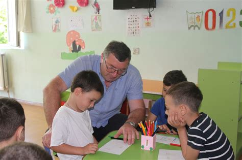 ჩხოროწყუს მუნიციპალიტეტის მერი დათო გოგუა საბავშვო ბაღს ეწვია და პატარებს ბავშვთა საერთაშორისო