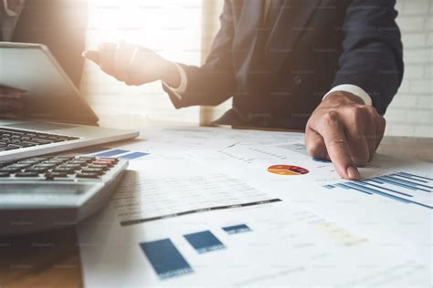 노트북과 문서를 가지고 사무실에서 일하는 사업가 회의에서 문서를 사용하는 사업가 지원 개념 비즈니스 팀 사진 Unsplash의 컴퓨터 이미지