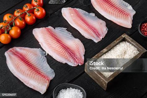 검은 나무 배경에 바스마티 쌀과 체리 토마토 재료와 원시 흰 생선 틸라피아 건강한 식생활에 대한 스톡 사진 및 기타 이미지 건강한 식생활 날것 러시아 Istock