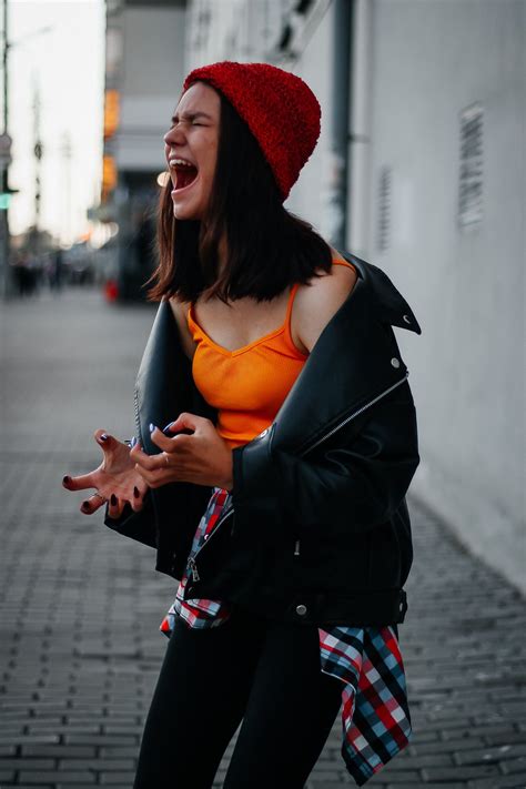 Девушка кричит Крик Город Идеи