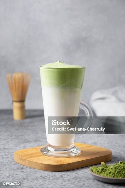 달고나 아이스 말차 말차와 함께 휘핑 흰 달걀을 얼음과 우유에 넣습니다 녹차에 대한 스톡 사진 및 기타 이미지 녹차 슛