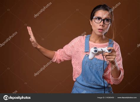 Portrait Of Beautiful Multi Ethnic Nerd Woman Playing Games — Stock