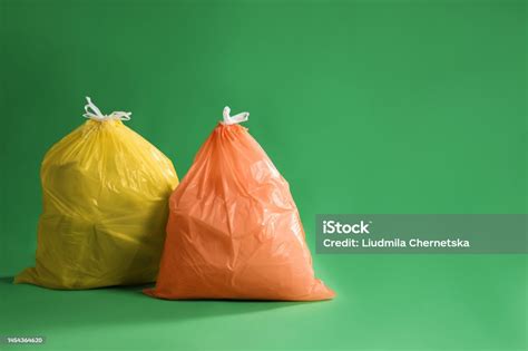 녹색 배경에 쓰레기로 가득 찬 쓰레기 봉투 텍스트를 위한 공간 0명에 대한 스톡 사진 및 기타 이미지 0명 가득 찬 가방 Istock