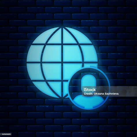 벽돌 벽 배경에 고립 된 빛나는 네온 프리랜서 아이콘 프리랜서 남자는 자신의 집에서 노트북에서 작업 온라인 작업 먼 직업 개념 벡터 개념에 대한 스톡 벡터 아트 및 기타