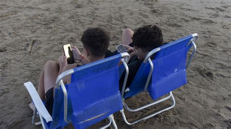 Conectados Hasta Frente Al Mar Por Qu No Podemos Dejar El Celular Ni En Vacaciones Infobae
