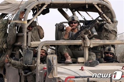 사진 가자 국경서 군용 지프 타고 이동하는 이스라엘 군 뉴스1