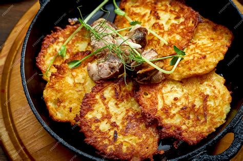 Premium Photo Traditional Ukrainian Deruny With Meat In A Black Pan