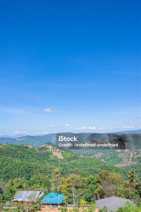 난 지방의 도이 하늘에 아름다운 산전망과 푸른 하늘 난은 라오스와 국경을 접하고 있는 태국 북부의 시골 지방입니다 0명에 대한