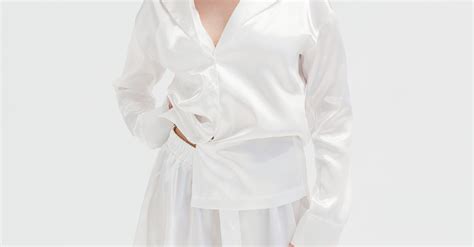 하얀색 나이트드레스를 입은 예쁜 금발의 초상화 · 무료 스톡 사진