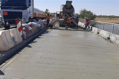 В Сальском районе по нацпроекту «Безопасные качественные дороги ремонтируют мост через реку