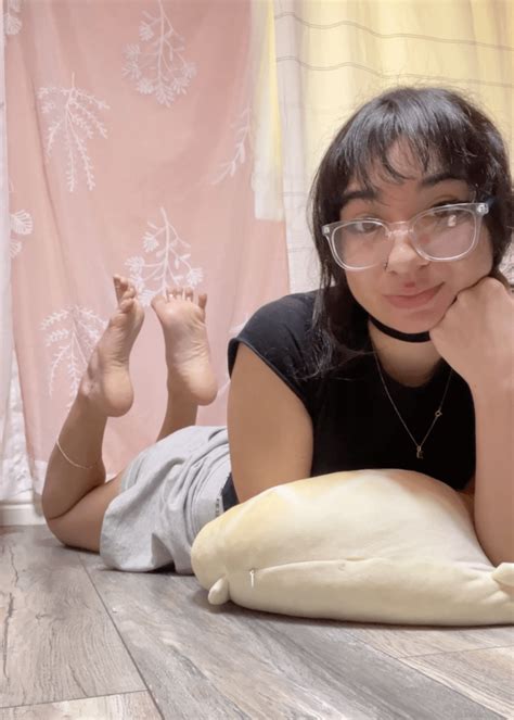 Teen Girl Feet In The Pose 🤭 Feetplaza