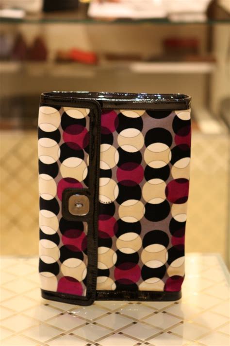 컬러풀한 도트 무늬가 돋보이는 롱샴의 클러치 백 스타일에 화룡점정을 더해주네요~ 롯데백화점 롱샴 Rubiks Cube Lotte Bags