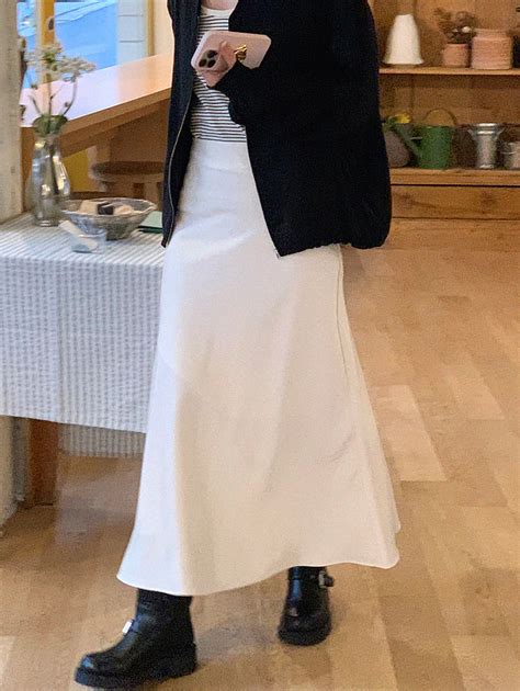 Satin Skirt 바이듀