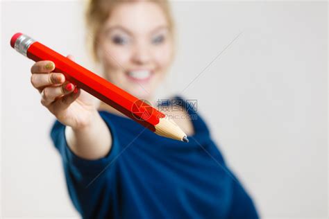 欢乐女人拿着大铅笔学校教育鼓励工作室拍摄的浅灰色背景欢乐女人拿着大铅笔高清图片下载 正版图片305181432 摄图网
