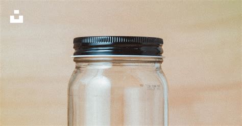 안쪽으로 백색 분말을 가진 명확한 유리제 병 사진 Unsplash의 무료 독 이미지