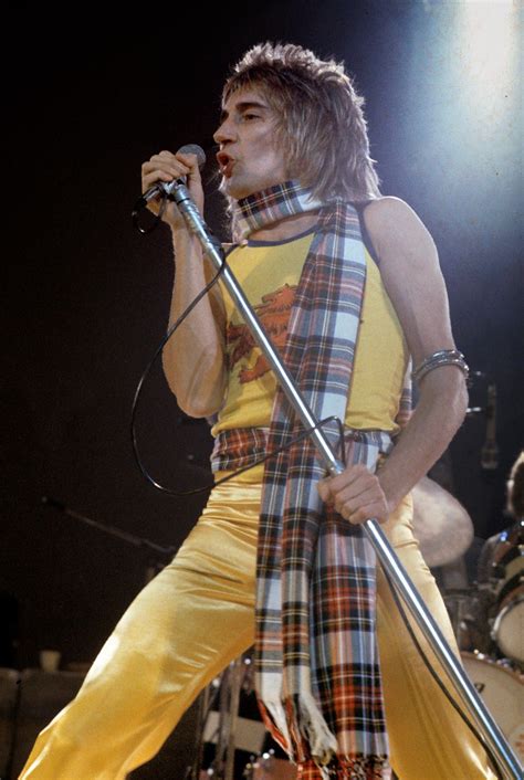 20 Amazing Photographs Of Rod Stewart On Stage In The 1970s Artofit