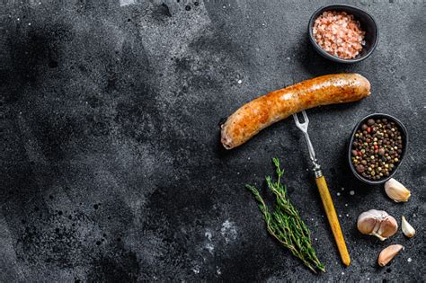 소시지 바비큐에 향신료와 허브를 고기 포크에 튀겨냅니다 맨 위 보기입니다 검은 색 배경 복사 공간 0명에 대한 스톡 사진 및