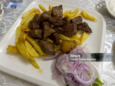 감자를 곁들인 튀긴 쇠고기는 우즈베키스탄의 전형적인 전통 요리가 되었습니다 0명에 대한 스톡 사진 및 기타 이미지 0명 Celebrity Roast 감자 요리