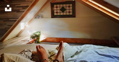 Foto Una persona acostada en una cama – Imagen Buenas vibraciones ...