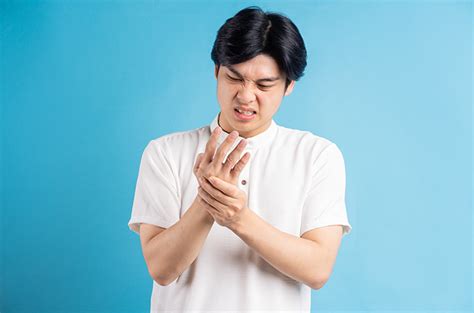 Sering Kebas dan Kesemutan? Ini Beberapa Hal yang Bisa Memicunya